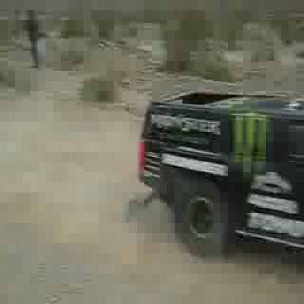 Robby Gordon Dakar Hummer Jump - indavideo.hu